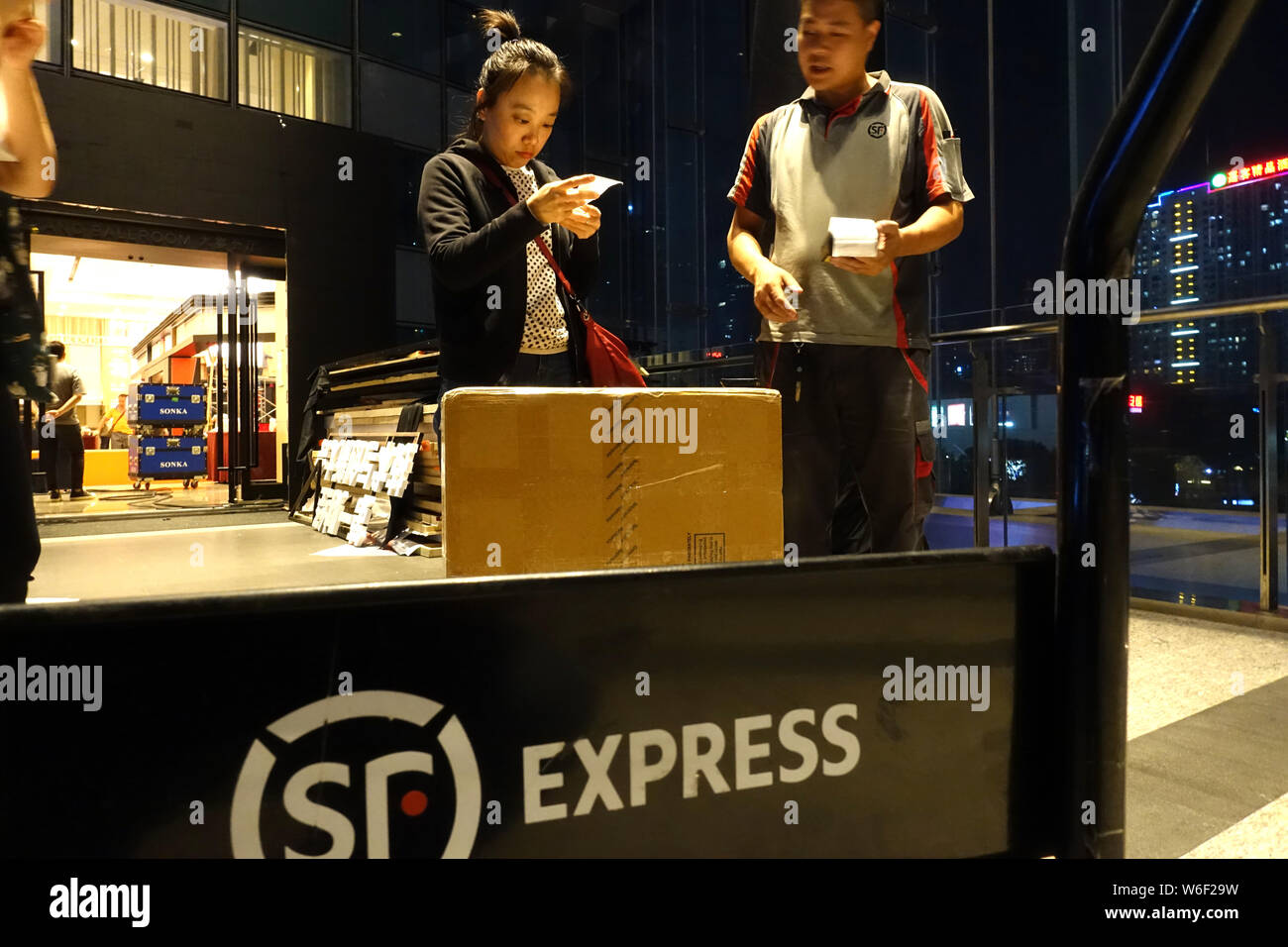 Delivery point hi-res stock photography and images - Alamy