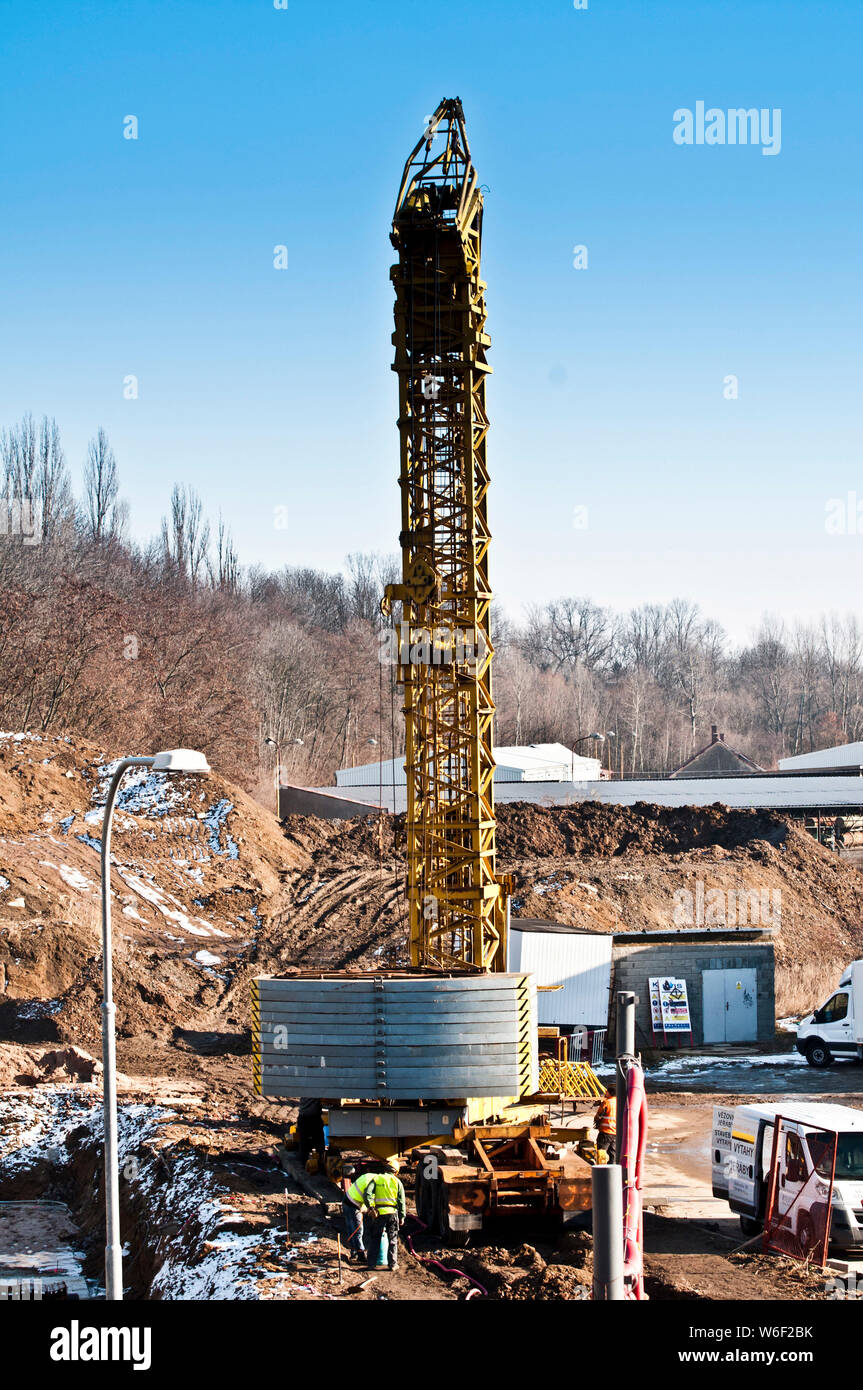 Construction site crane work men hi-res stock photography and images ...