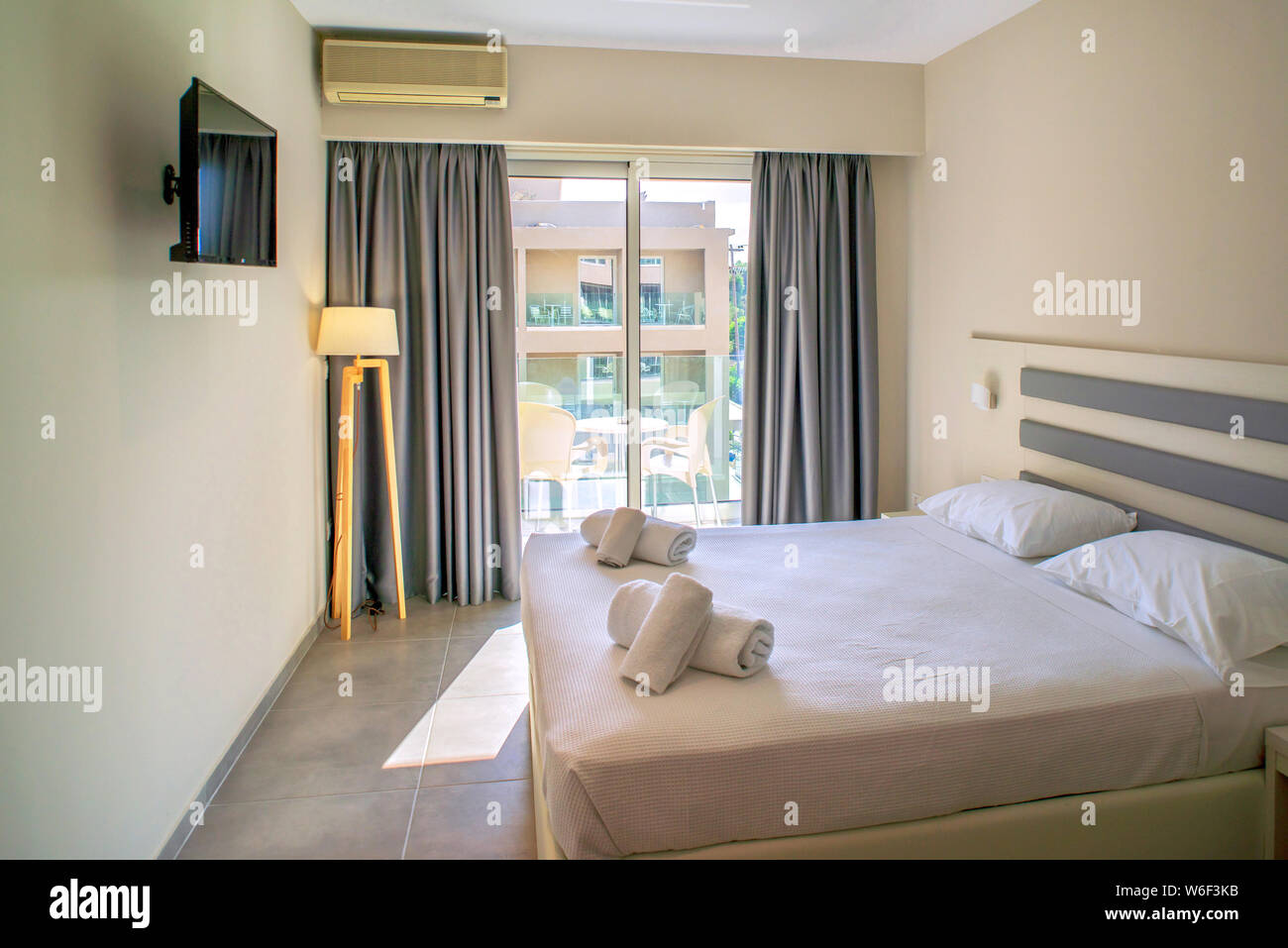 Luxury modern hotel room Stock Photo - Alamy