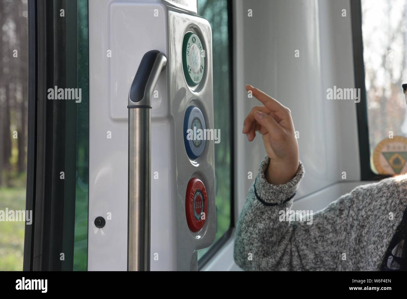 A college student takes China's first driverless mini bus based on ...
