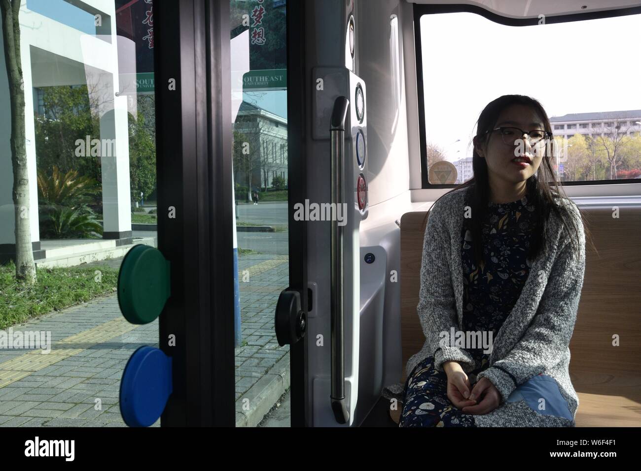 A college student takes China's first driverless mini bus based on ...