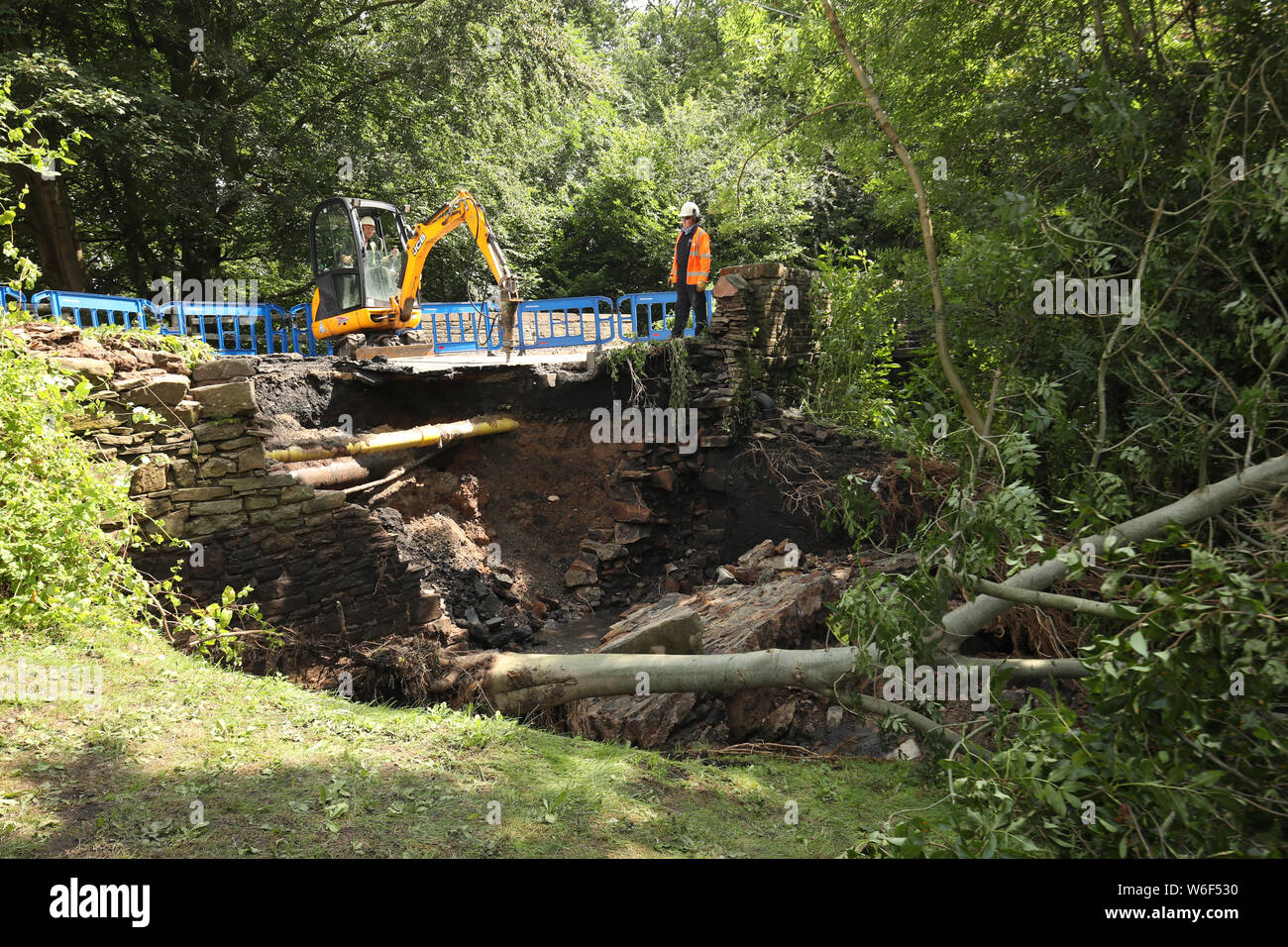 Collapsed bridge hi-res stock photography and images - Alamy