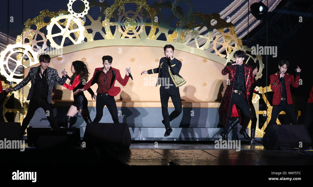 Highlight boy band hi-res stock photography and images - Alamy
