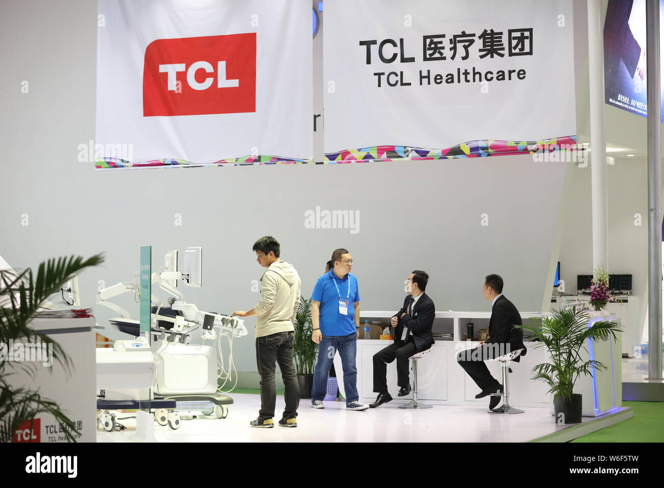 Ai consumer hi-res stock photography and images - Alamy