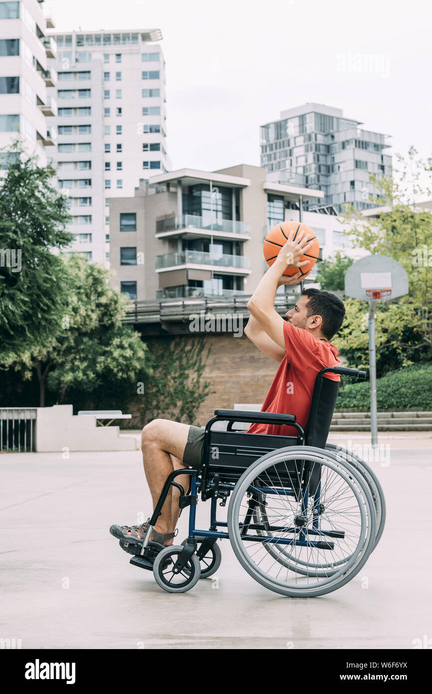 Handicapped people playing sports hi-res stock photography and images ...