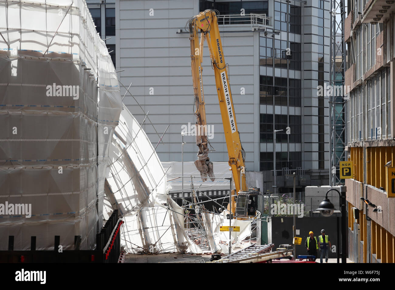 Emergency personnel at the scene of collapsed scaffolding in Garrard ...