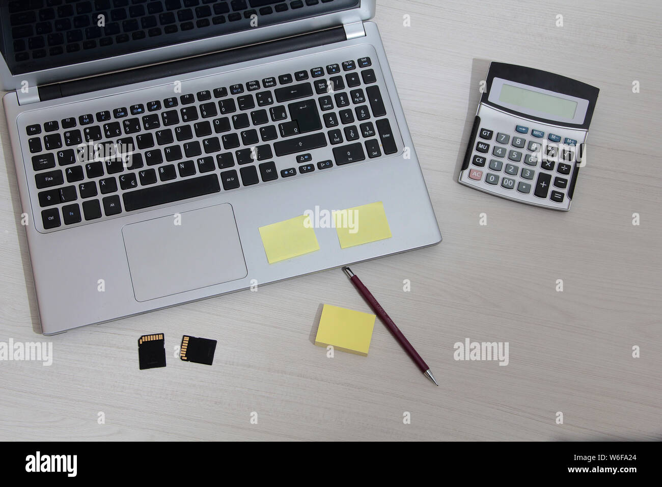 Computadora escritorio hi-res stock photography and images - Alamy