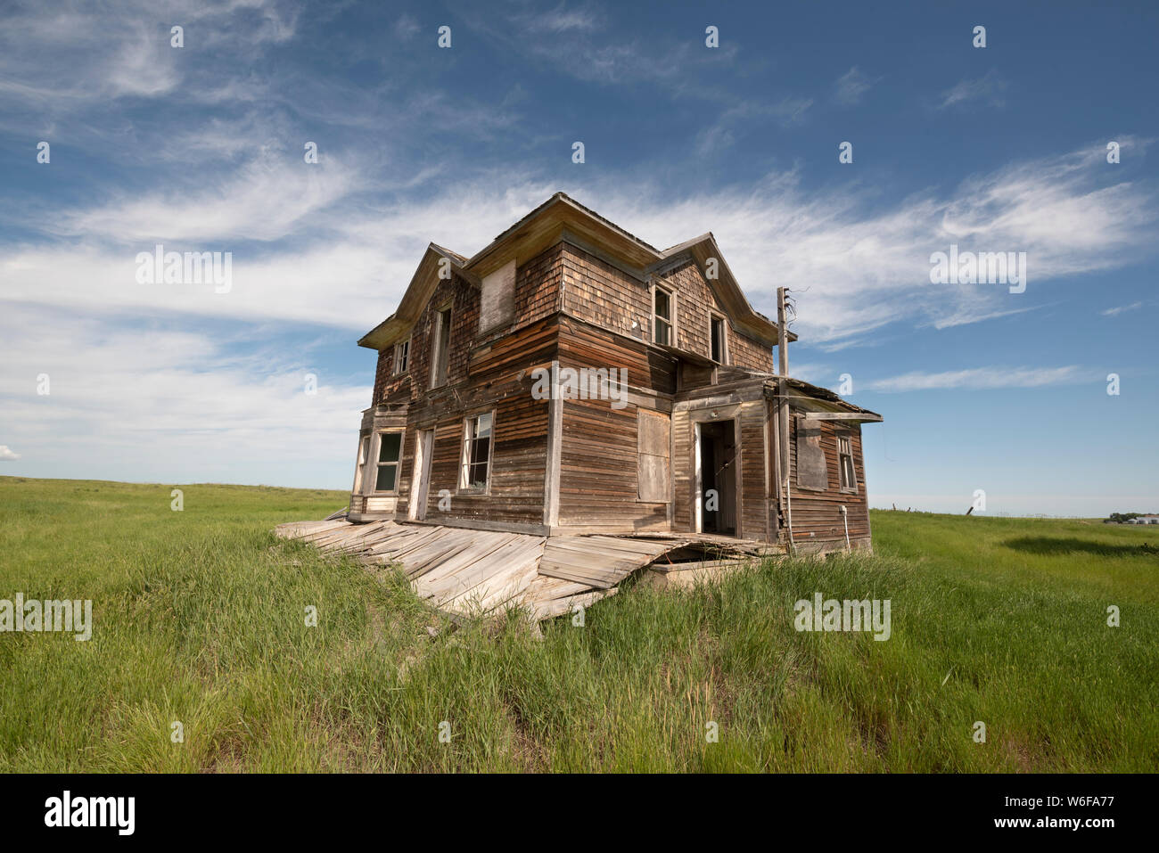 Isolated lonely farmhouse ruins hi-res stock photography and images - Alamy