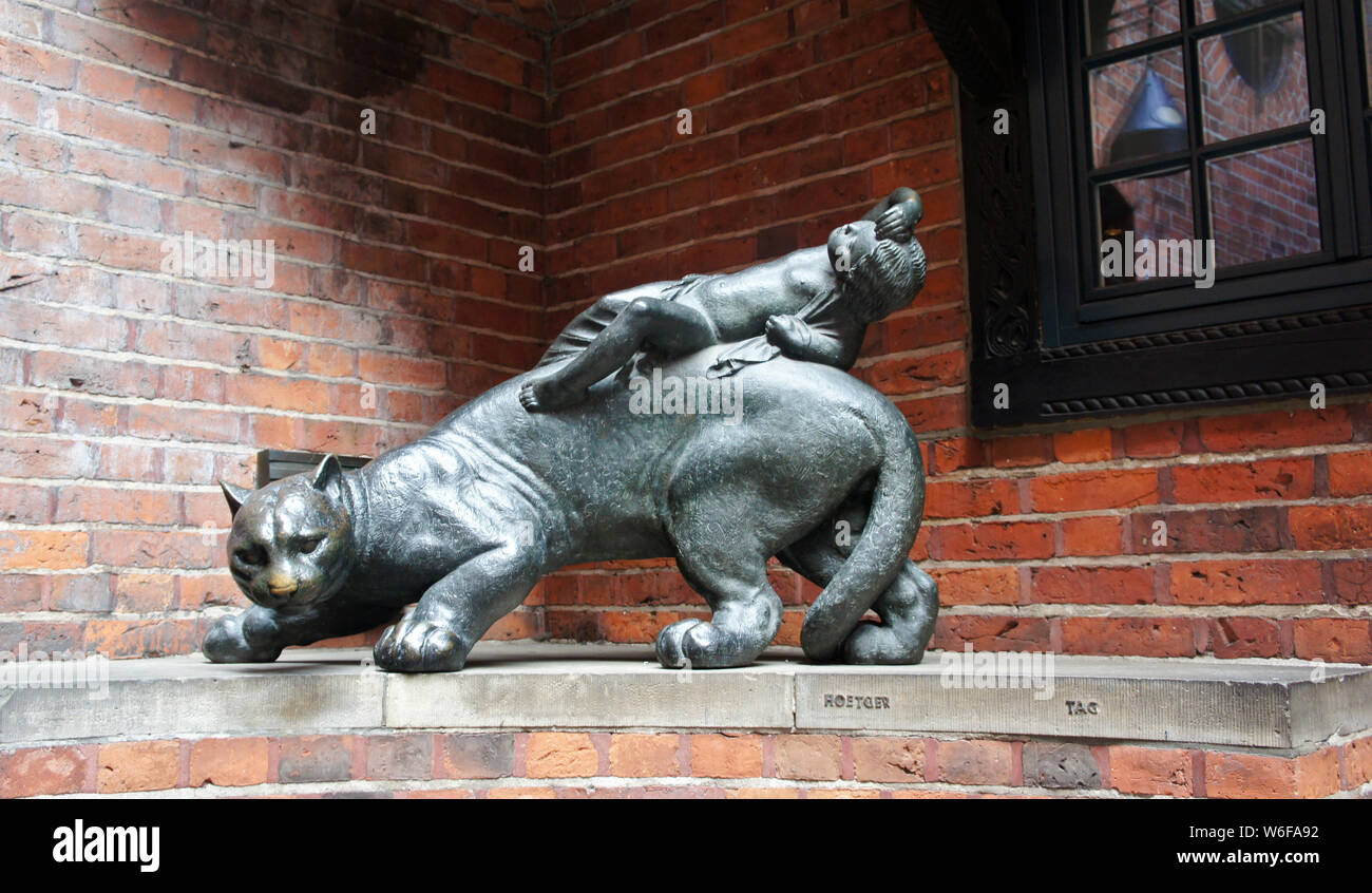 Bremen, Germany - Statue on Bottcherstrasse in old town Stock Photo - Alamy