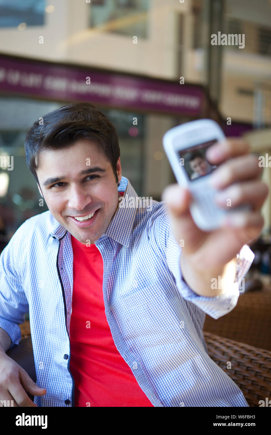 Man taking picture of himself with a mobile phone Stock Photo - Alamy