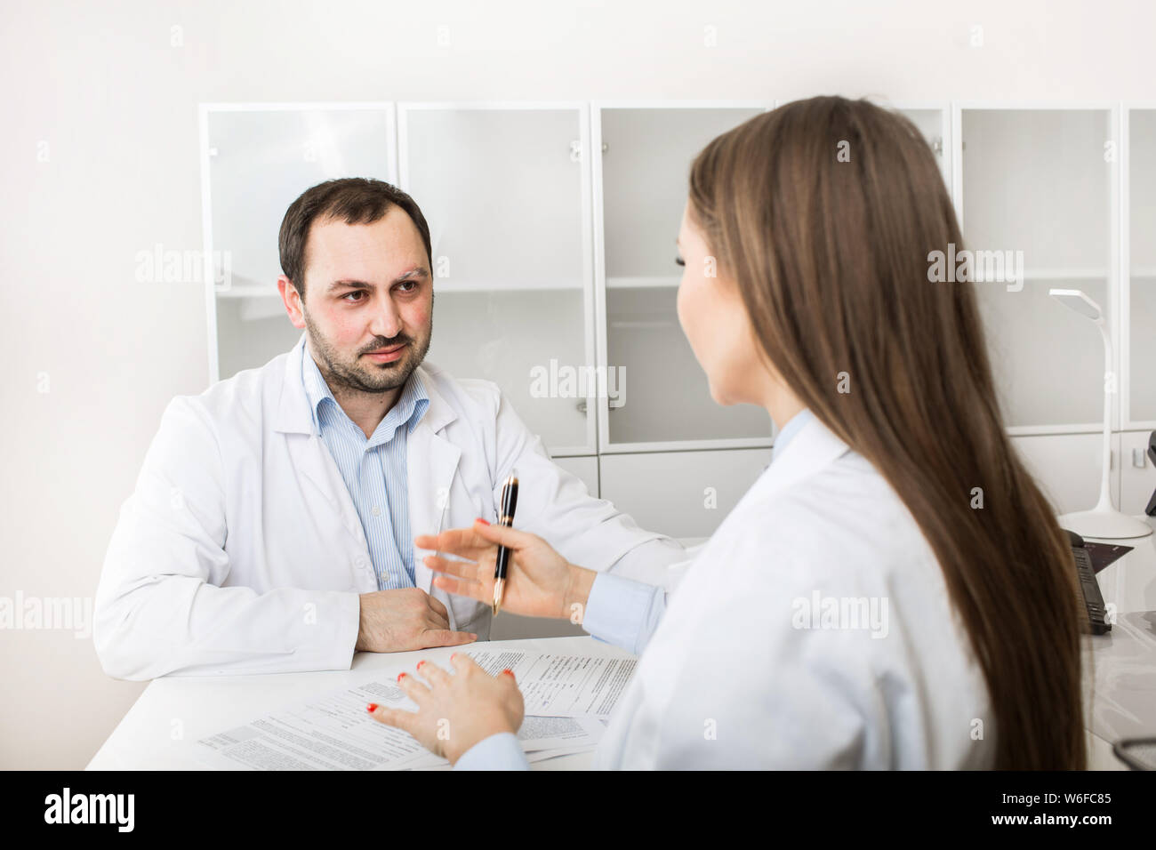 Nurse explain hi-res stock photography and images - Alamy
