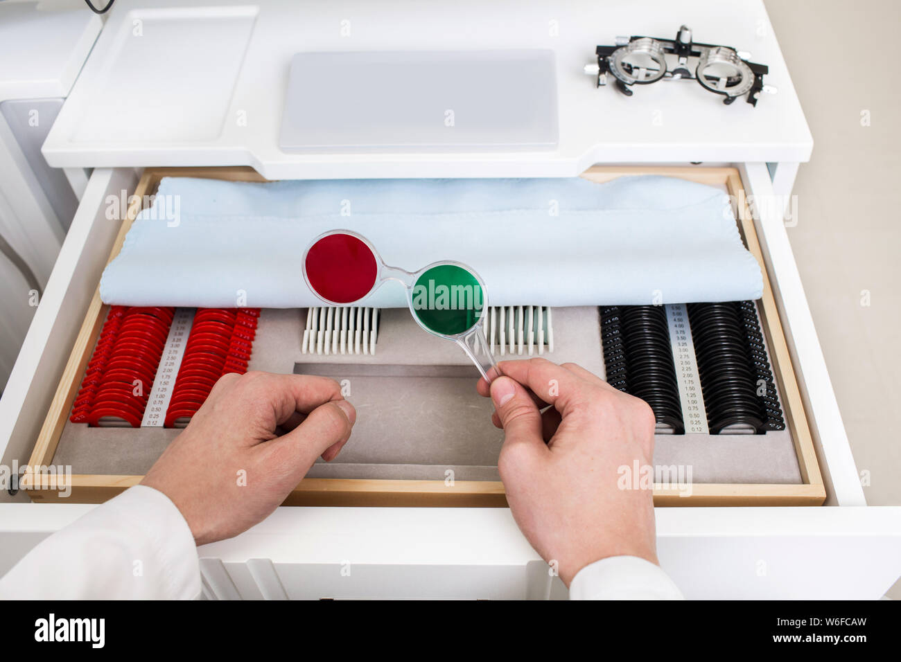 Vision testing hi-res stock photography and images - Alamy