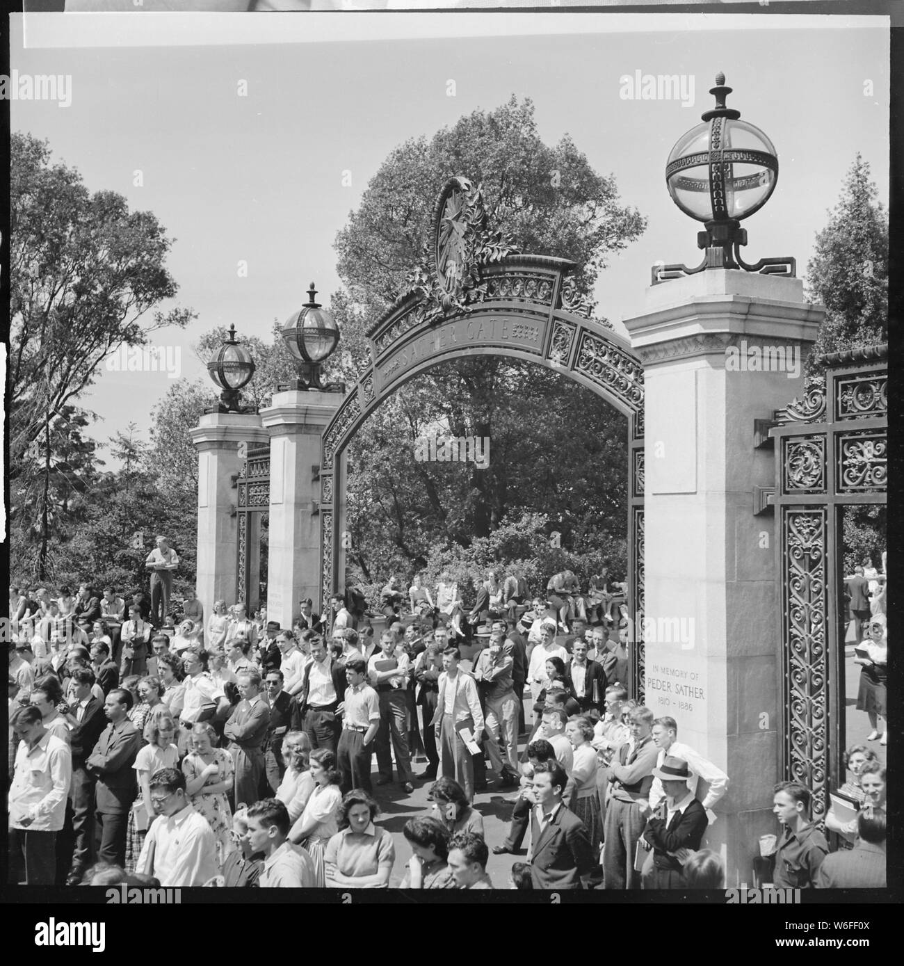 University crowd gate hi-res stock photography and images - Alamy