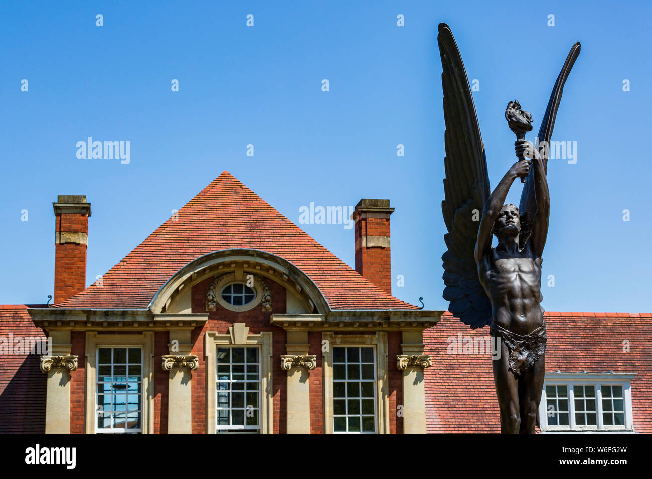 The 1906 Great Malvern Public library and the First World War Memorial ...