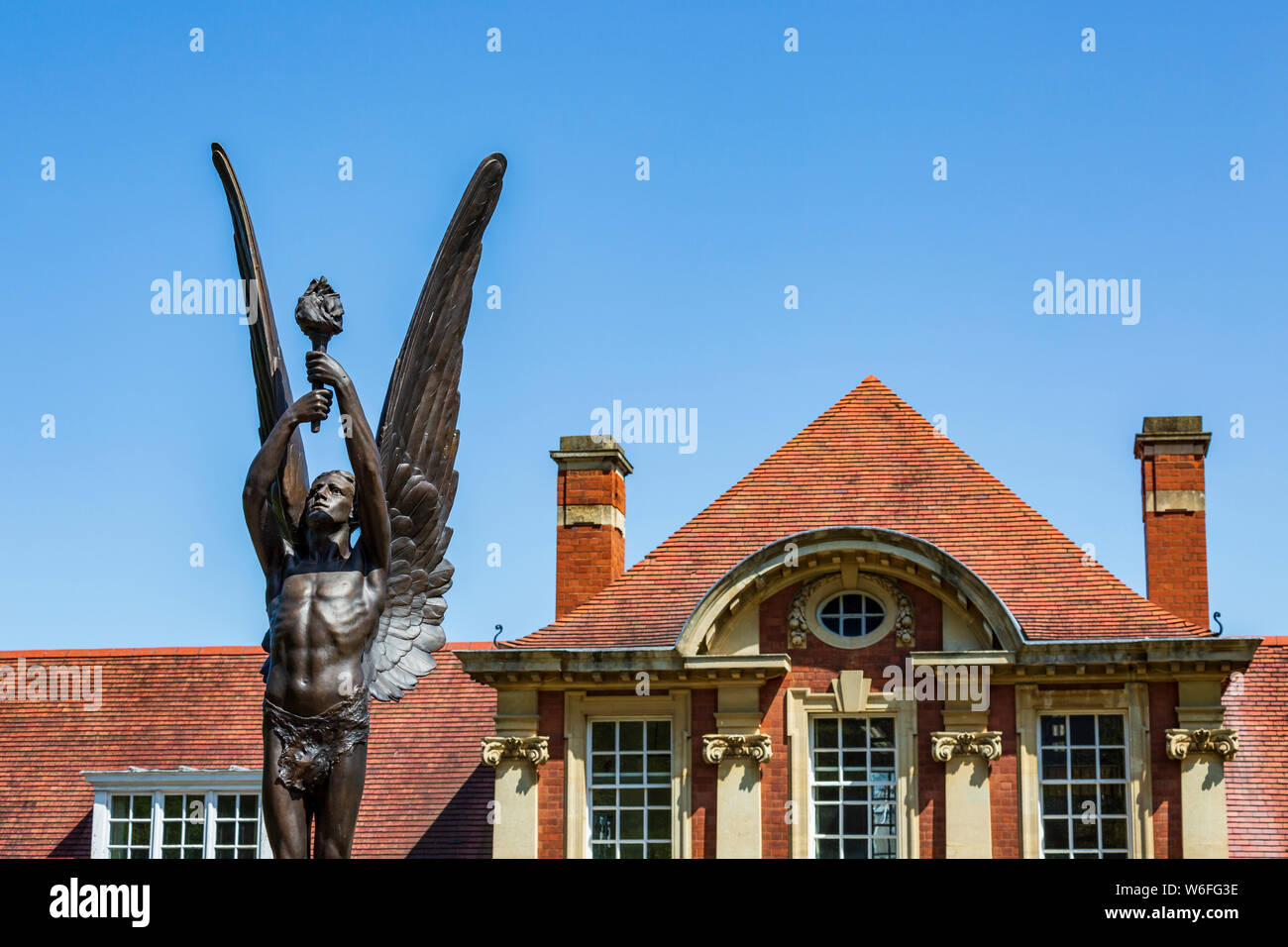 The 1906 Great Malvern Public library and the First World War Memorial ...