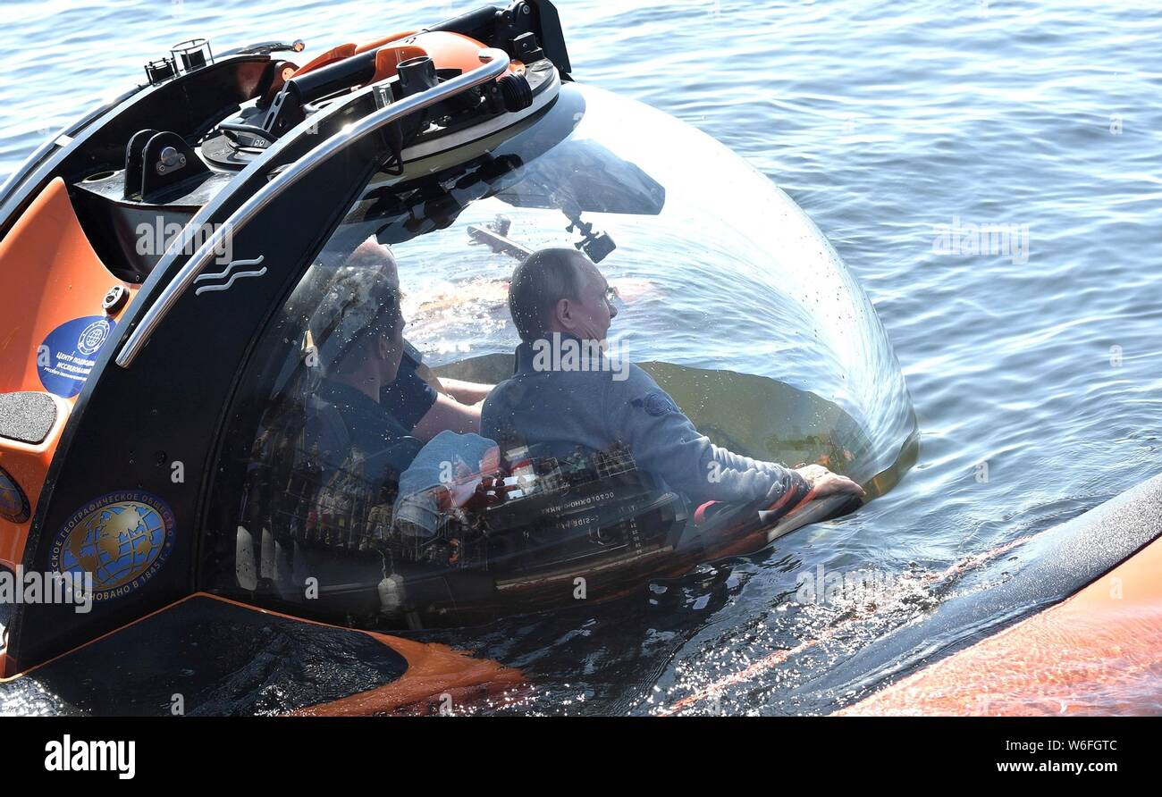 Mini sub dive hi-res stock photography and images - Alamy