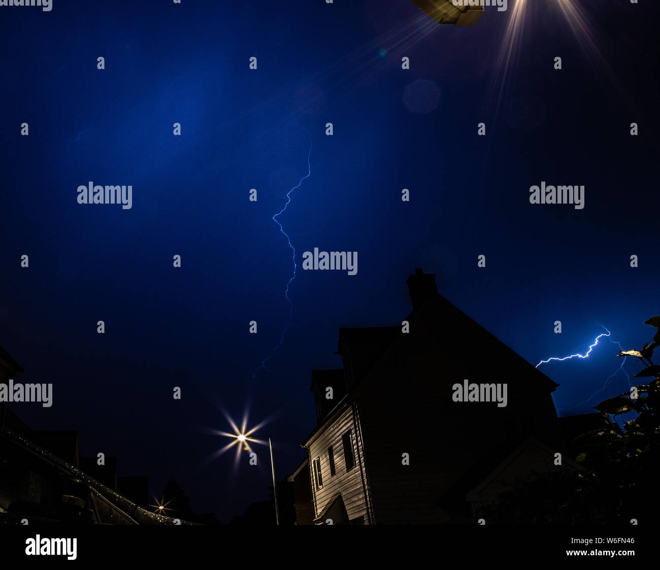 Flashes of lightning hi-res stock photography and images - Alamy
