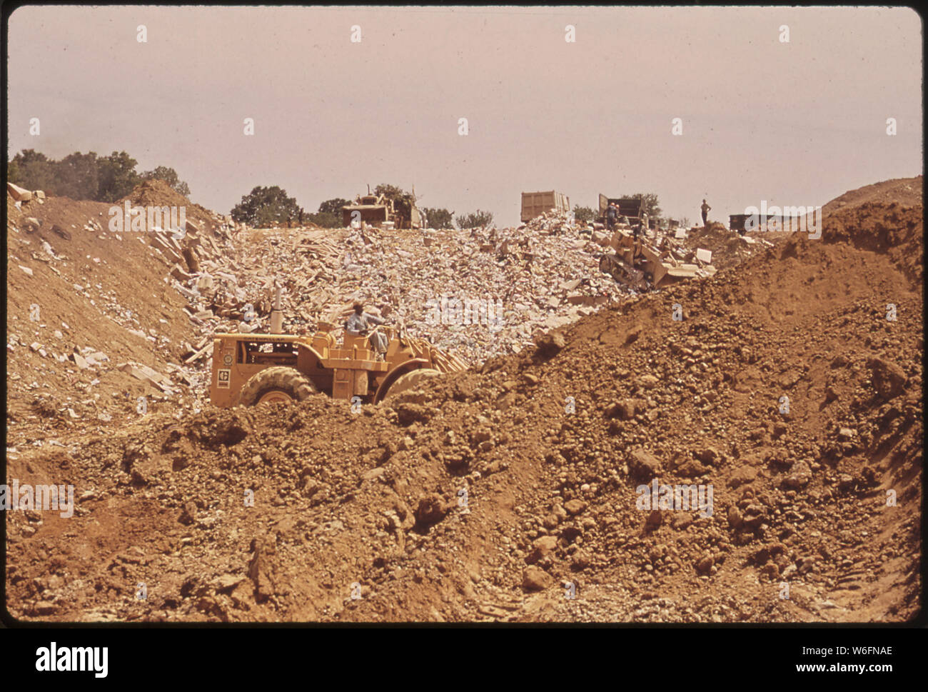 City sanitary landfill operation hi-res stock photography and images ...