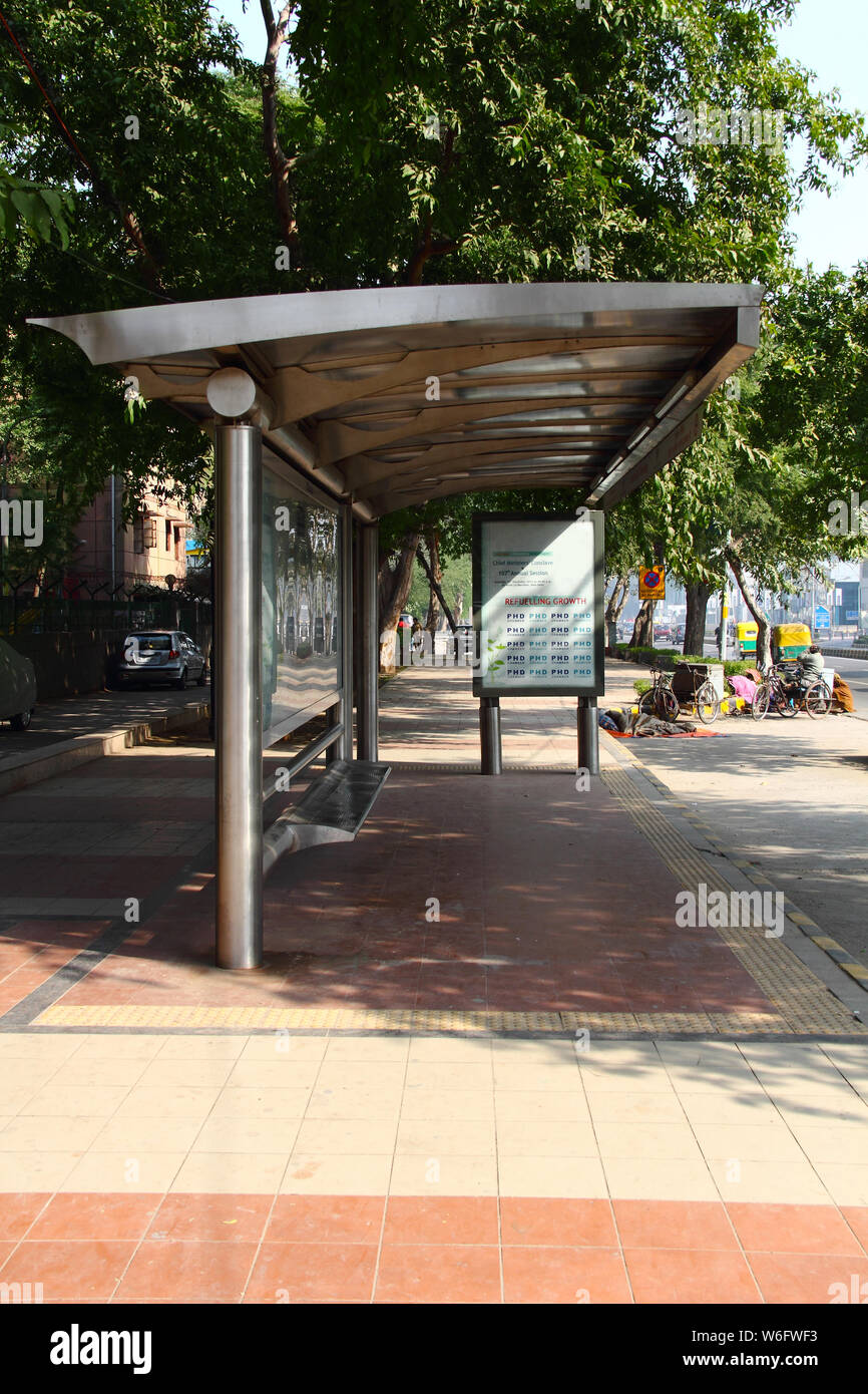 Empty bus stand Stock Photo - Alamy