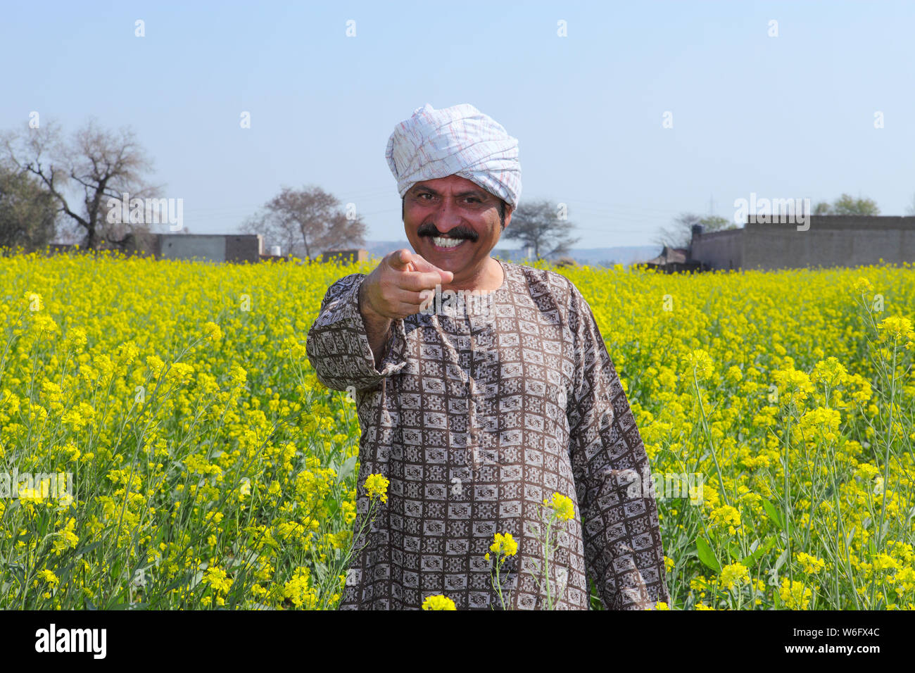 Farmer pointing hi-res stock photography and images - Alamy