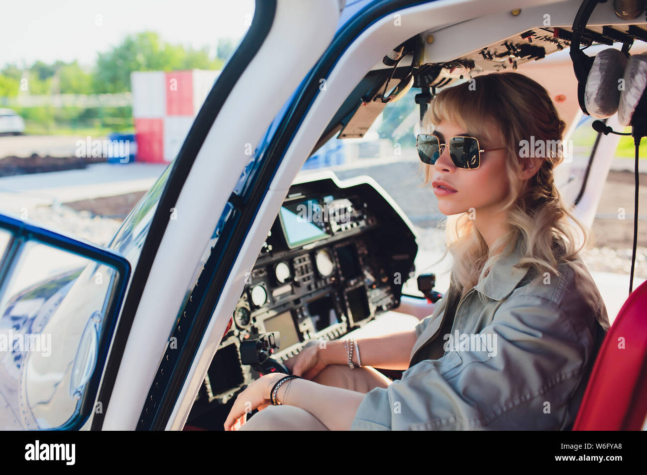 Air traffic controller female hi-res stock photography and images - Alamy