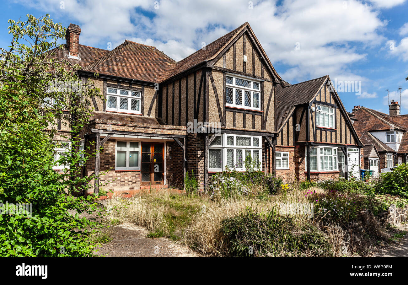 Tudor house and garden hi-res stock photography and images - Alamy