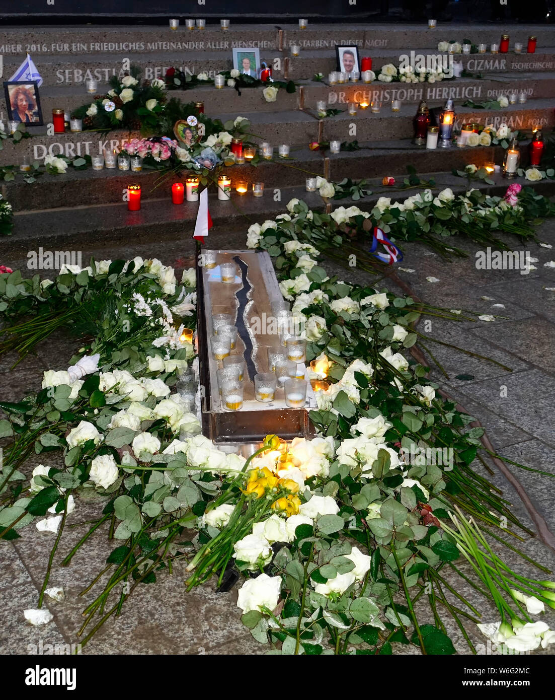 Muslim tourists berlin hi-res stock photography and images - Alamy