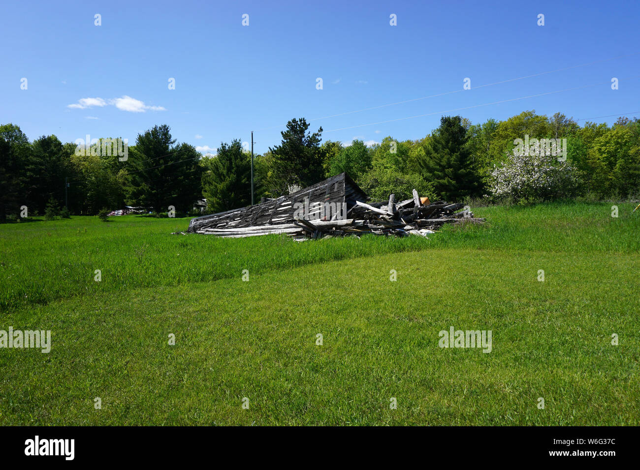 Abandoned log cabin hi-res stock photography and images - Alamy
