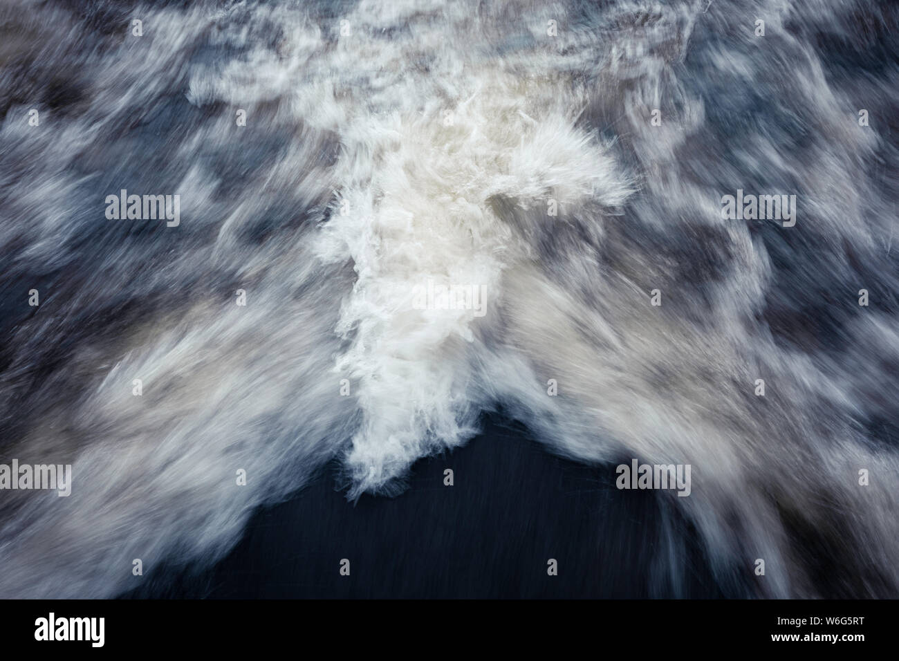 Fast moving water boat trail long exposure Stock Photo - Alamy