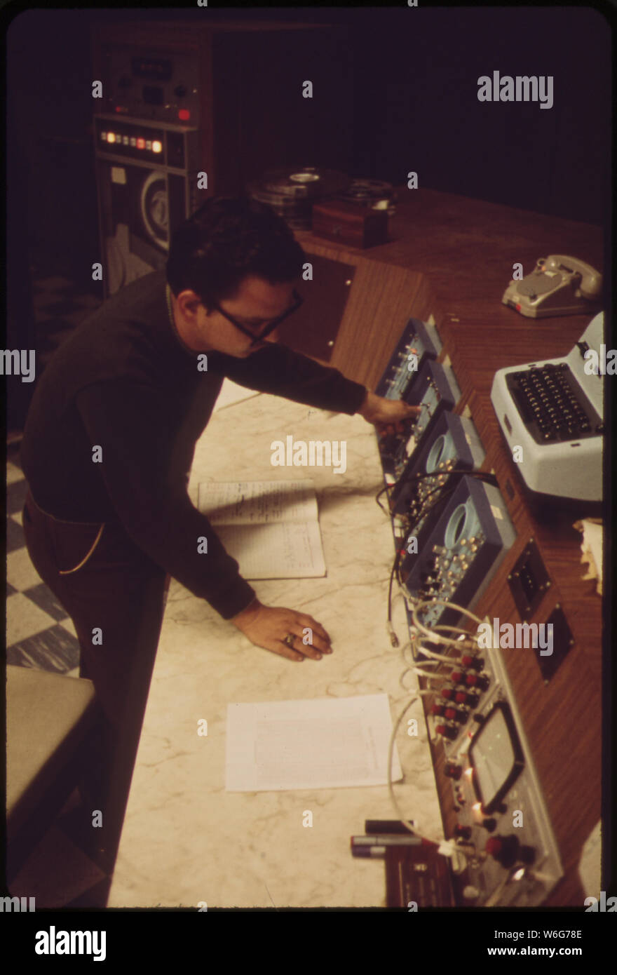 DENNIS WOOD AT CONSOLE FOR OPERATING WHOE BODY COUNTER AT EPA'S LAS ...
