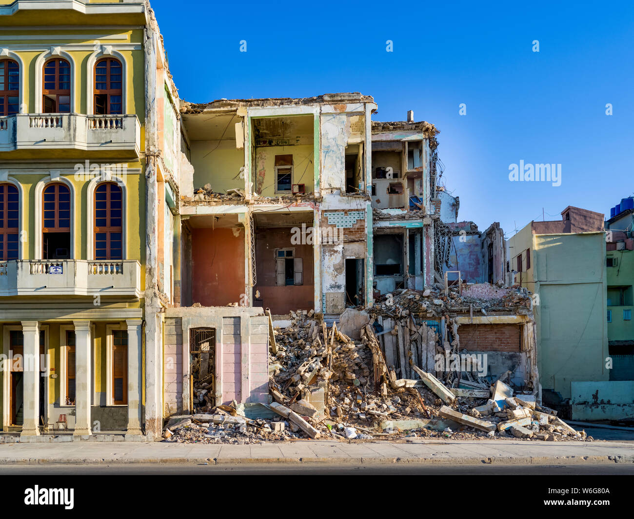 Havana cuba derelict building hi-res stock photography and images - Alamy
