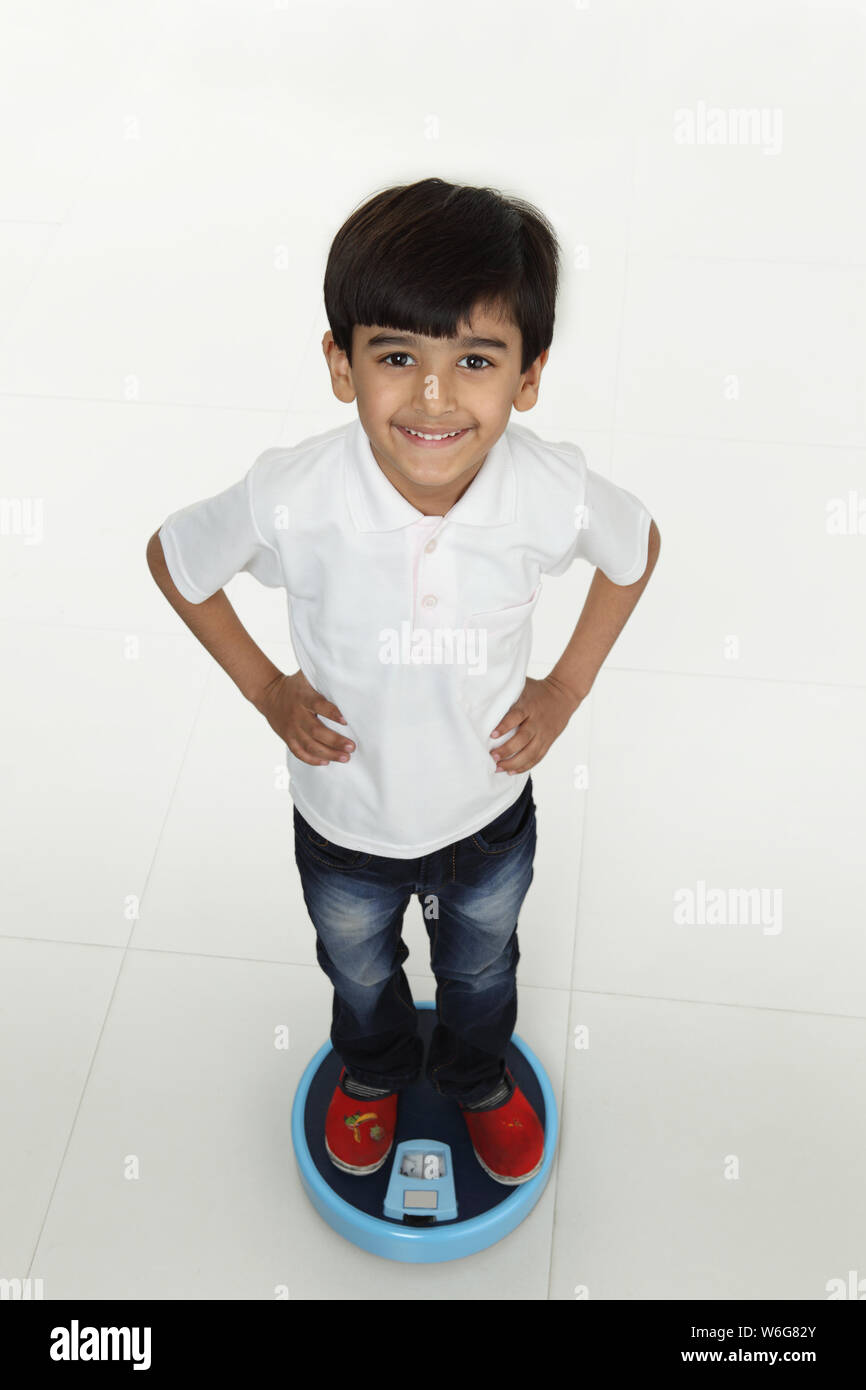 Child standing on scale hi-res stock photography and images - Alamy