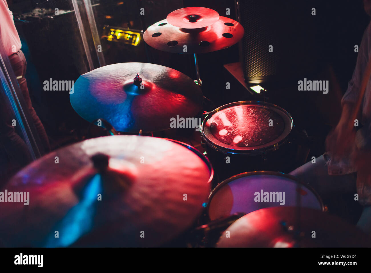 Drum kit on stage in the spotlight color Stock Photo - Alamy