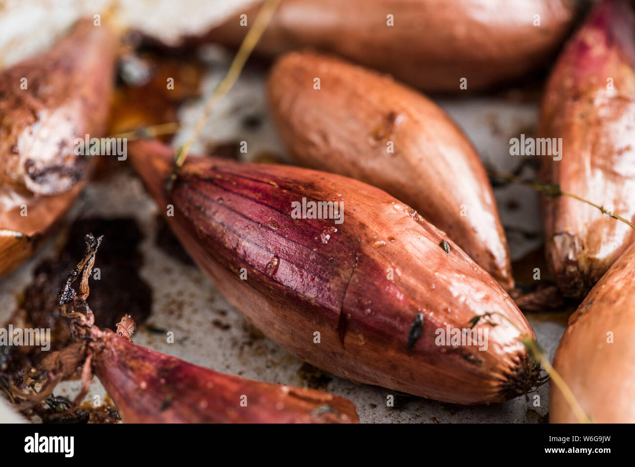 Banana shallots, roasted in the skins Stock Photo - Alamy