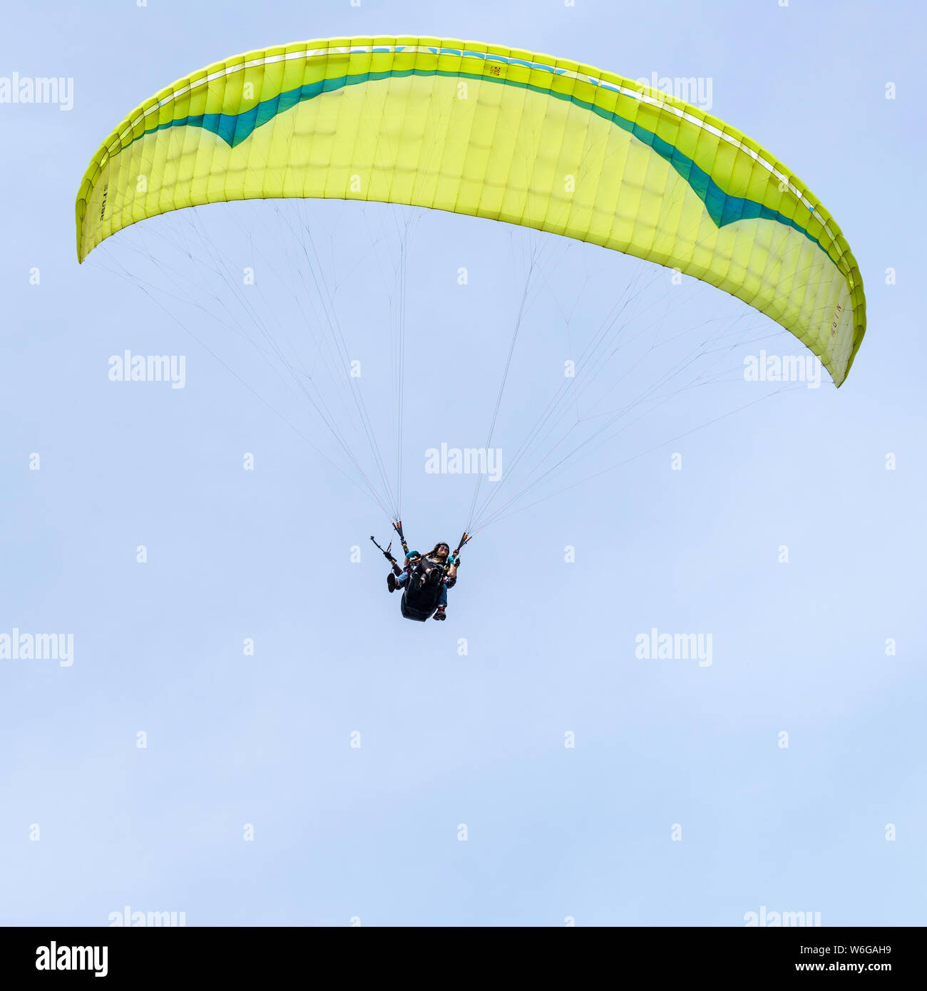 Flying in tandem hi-res stock photography and images - Alamy