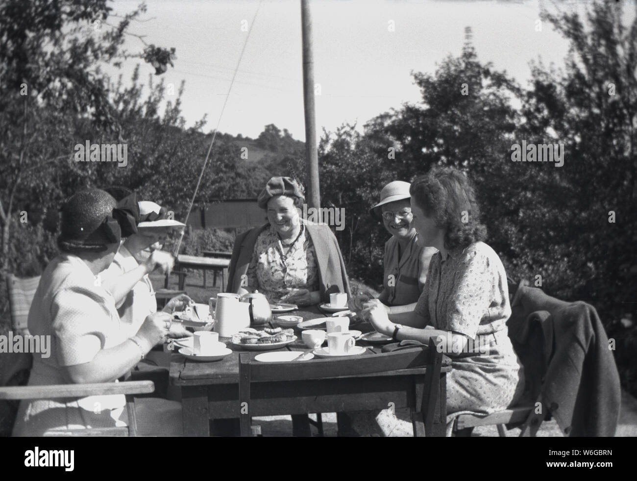 1950s group of ladies hi-res stock photography and images - Alamy