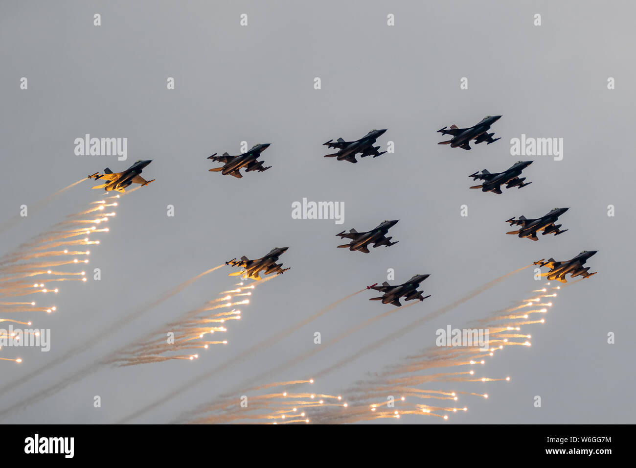 F 16 flare hi-res stock photography and images - Alamy