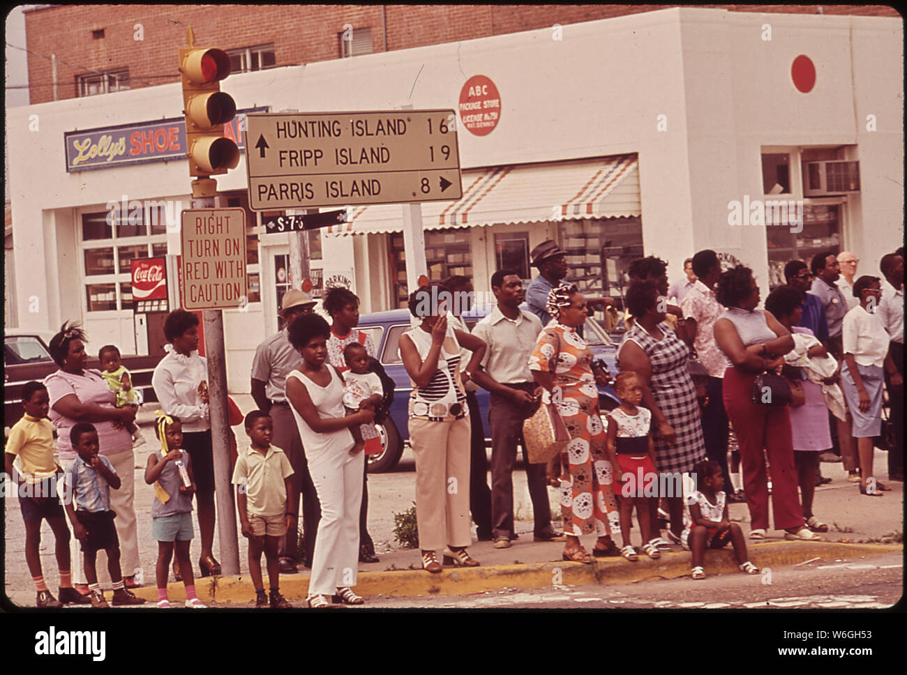FAMILIES ENJOY THE MEMORIAL DAY PARADE Stock Photo - Alamy