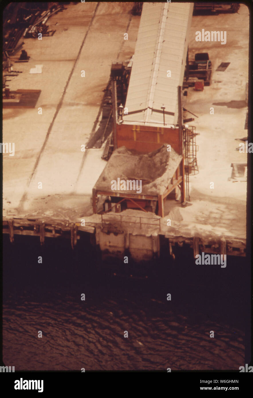 FERTILIZER PLANT IN UPPER MANHATTAN--LOADING PLATFORM FOR BARGES Stock ...