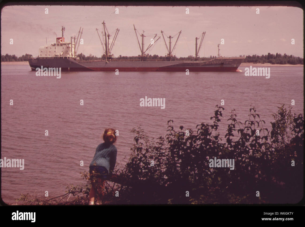 FREIGHTER PASSING KELLY POINT ON THE COLUMBIA RIVER Stock Photo - Alamy