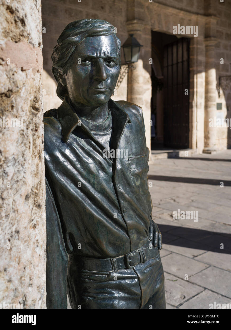 Man camera statue hi-res stock photography and images - Alamy