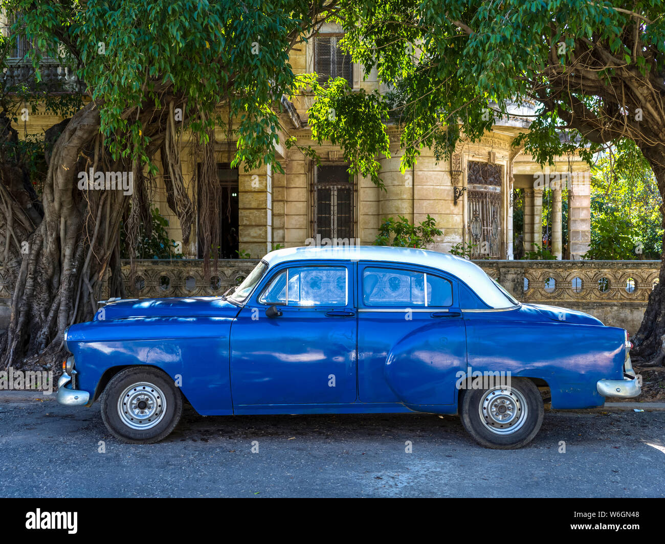 Car parked outside house hi-res stock photography and images - Alamy