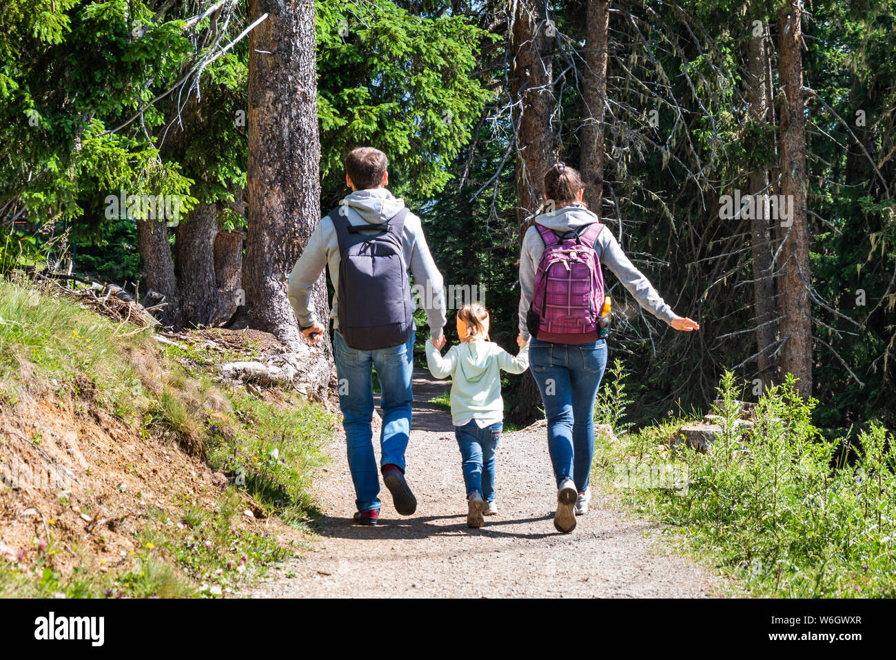Children running forest hi-res stock photography and images - Alamy