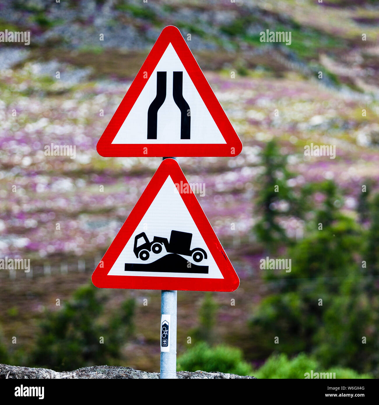 Hump road sign hi-res stock photography and images - Alamy