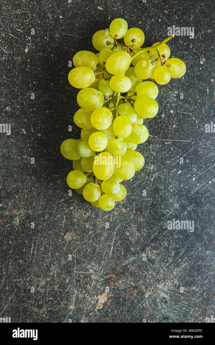 Tasty green grapes. White grape on old kitchen table Stock Photo - Alamy