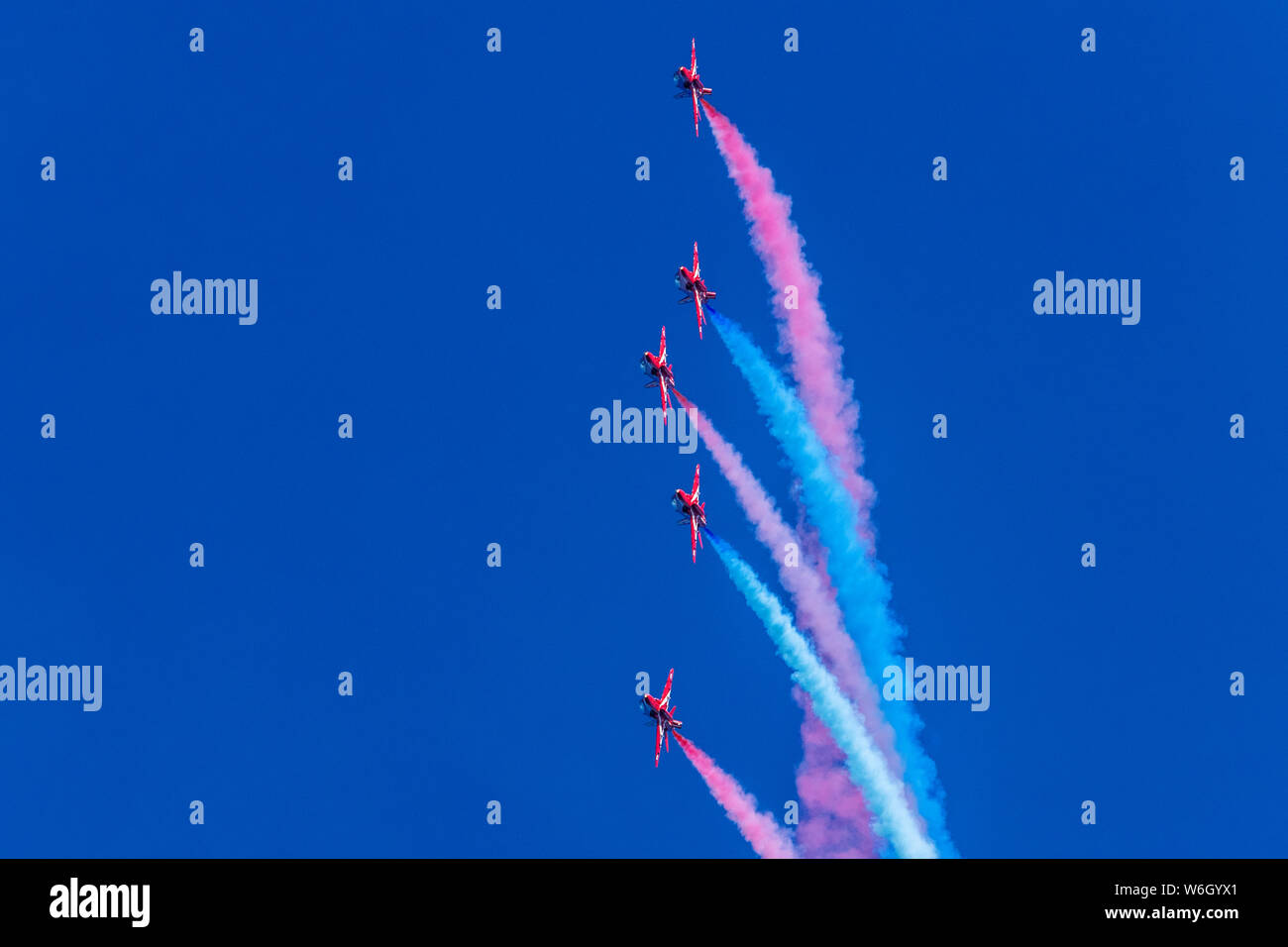 Red arrows pattern hi-res stock photography and images - Alamy