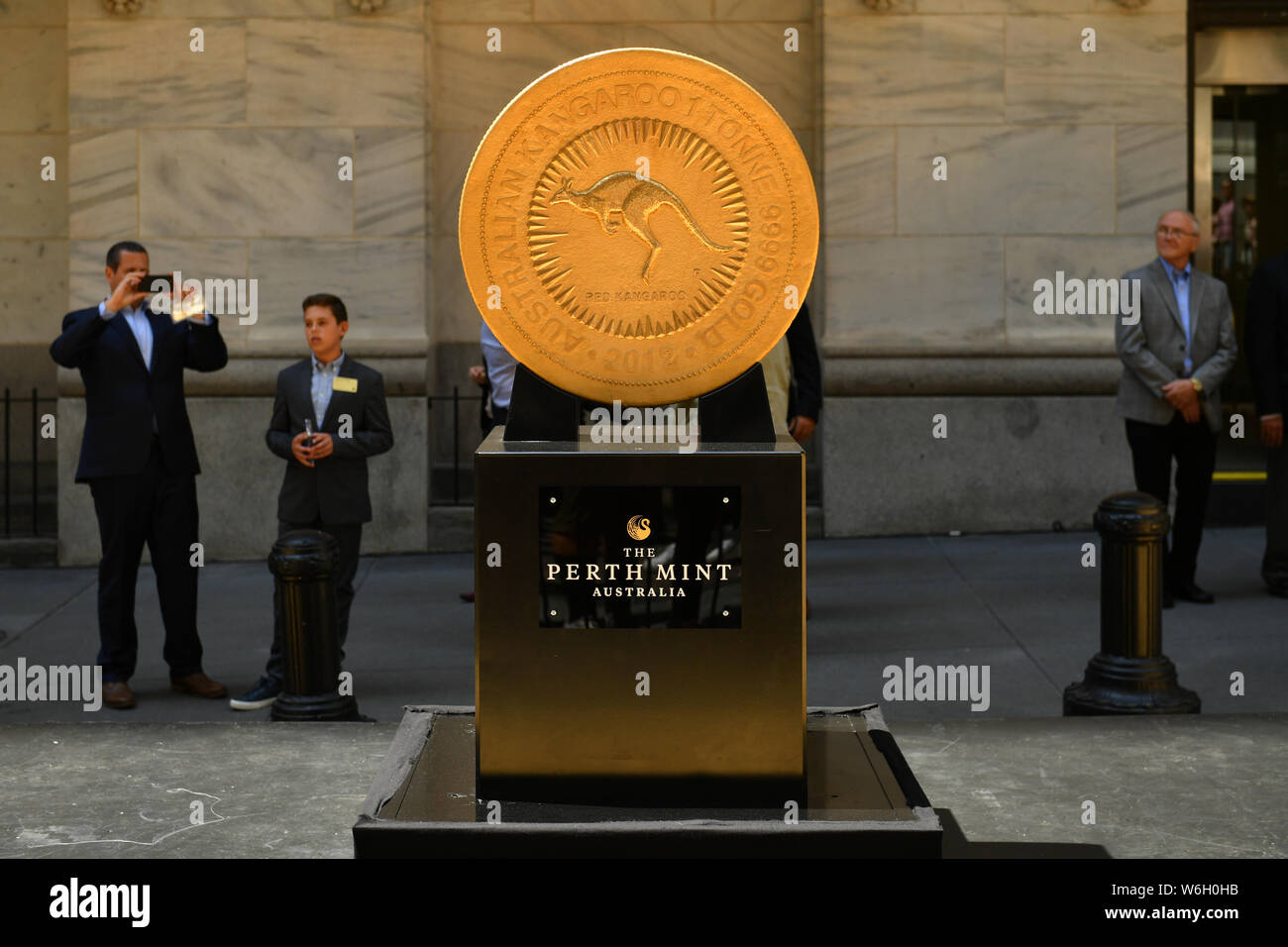 Australian kangaroo one tonne gold coin hi-res stock photography and ...
