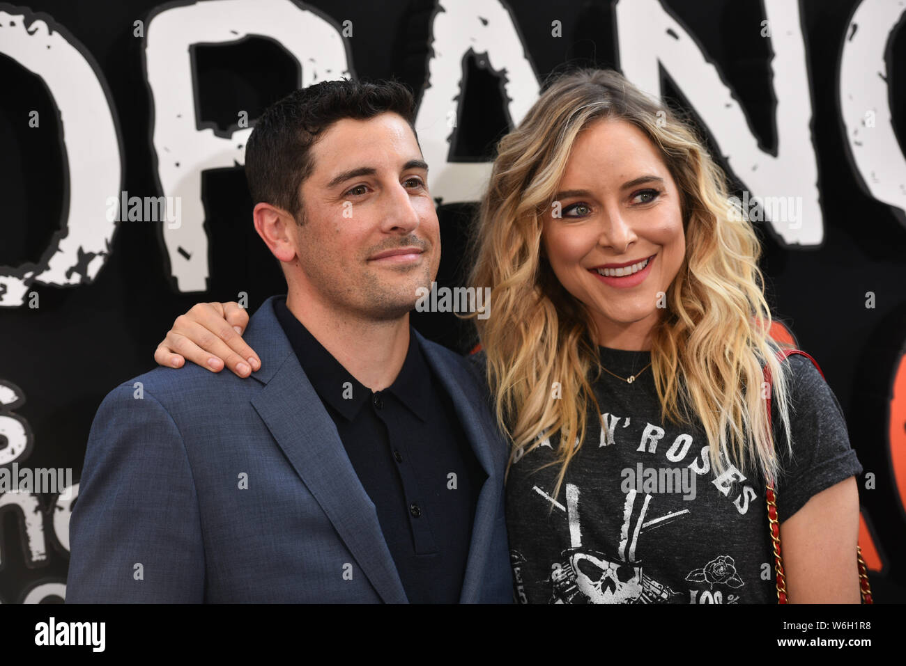 Jason Biggs and Jenny Mollen attend the "Orange Is The New Black" Final ...