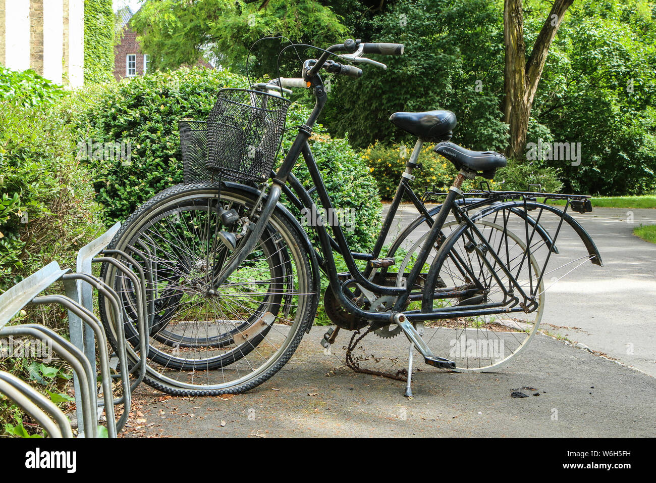 Abandoned bike hi-res stock photography and images - Alamy