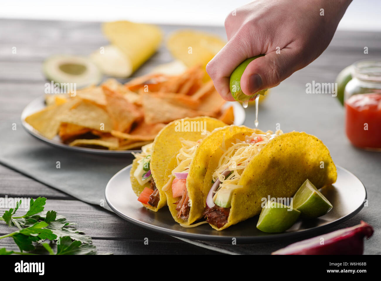 Hand squeezing juice of lime Stock Photo - Alamy